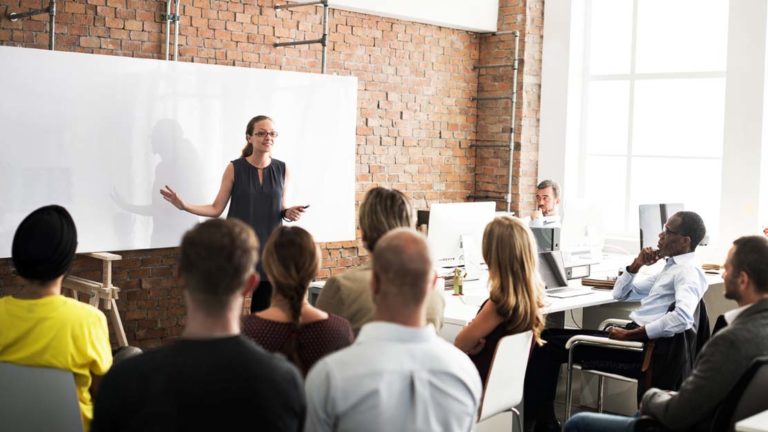 Treinamento e capacitação de funcionários: como fazer | Factorial